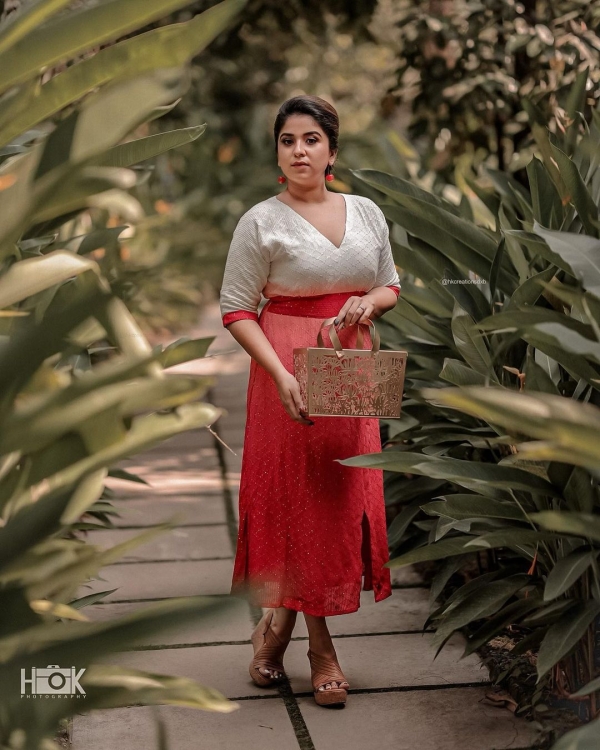 Actress-Model Aparna Thomas Looks Stunning in Latest Photoshoot ...