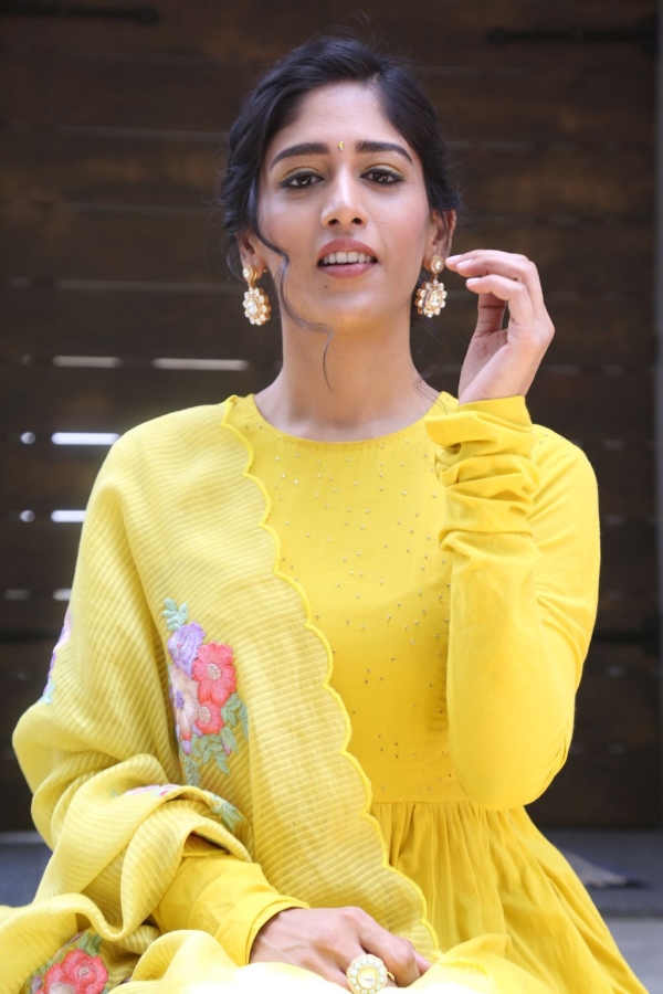 Chandini Chowdary In Yeto Vellipoyindi Manasu
