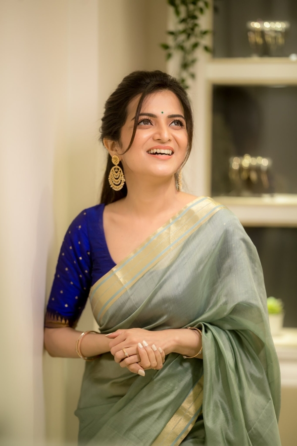 ஹீரோயினுக்கே டஃப் கொடுக்கும் ‘டிடி’... ஐஸ்கிரீம்ல செஞ்ச உடம்பா இது... வர்ணிக்கும் ரசிகாஸ் ...