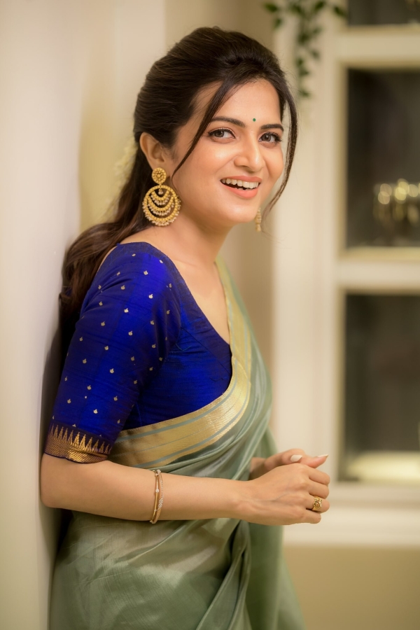 ஹீரோயினுக்கே டஃப் கொடுக்கும் ‘டிடி’... ஐஸ்கிரீம்ல செஞ்ச உடம்பா இது... வர்ணிக்கும் ரசிகாஸ் ...