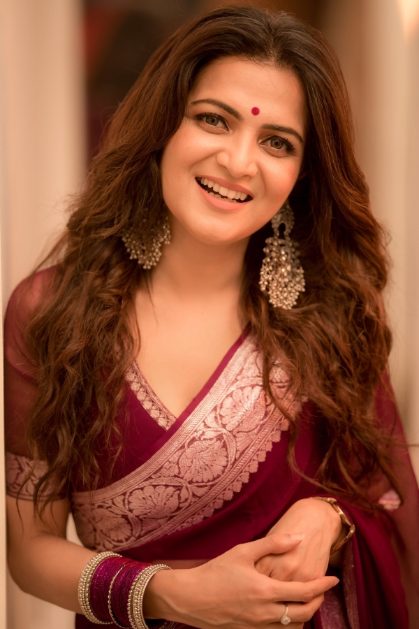 ஹீரோயினுக்கே டஃப் கொடுக்கும் ‘டிடி’... ஐஸ்கிரீம்ல செஞ்ச உடம்பா இது ...