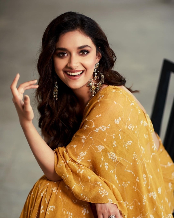 ப்பா.. மஞ்சள் நிற சேலையில் மனங்களை கொள்ளை கொள்ளும் கீர்த்தி சுரேஷ் ...