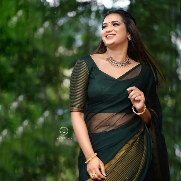 Kudumbavilakku Fame Saranya Anand Looks Hot in Gree Saree, Pics ...