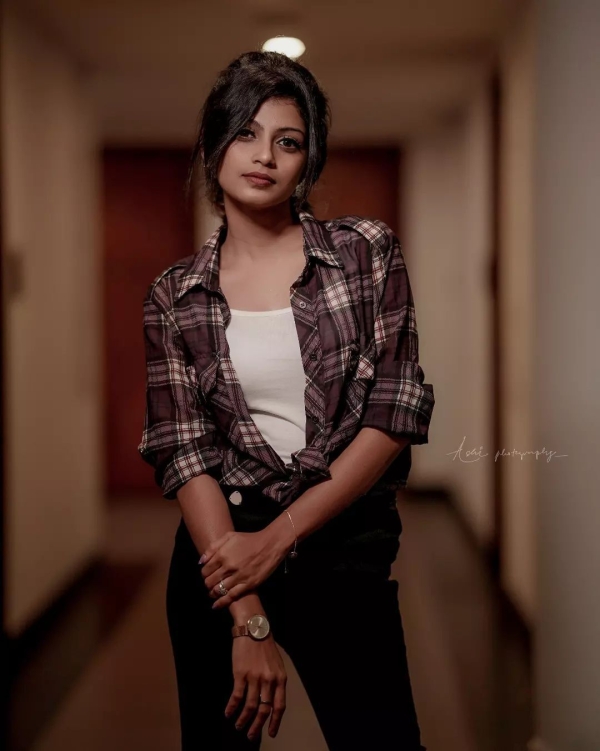 Shruti Rajinikanth In Super Look, New Movies Go Viral | Kunjeldho Fame ...