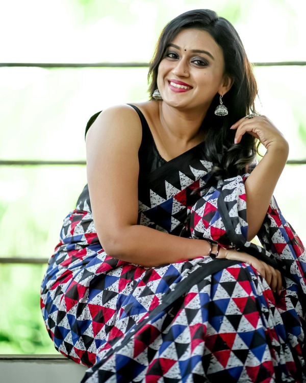 Malayalam Serial Actress Varada Jishin's Latest Stylish Looks, Viral ...