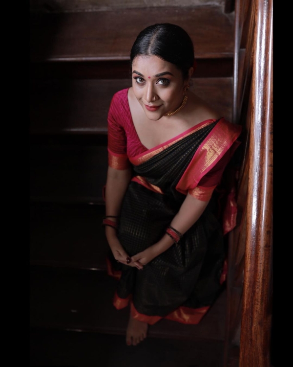 Mollywood Actress Parvathy R Krishna's Stunning Look in Saree, Pics ...