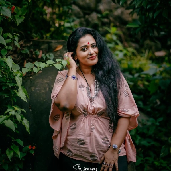 Movie Serial Actress Manju Pathrose New Modern Look Trending On ...