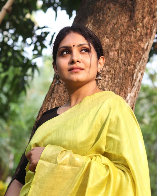 Parasparam Serial Fame Gayathri Arun Stylish Look In Yellow Saree ...