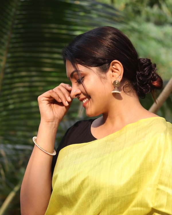 Parasparam Serial Fame Gayathri Arun Stylish Look In Yellow Saree ...