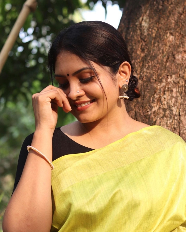 Parasparam Serial Fame Gayathri Arun Stylish Look In Yellow Saree ...