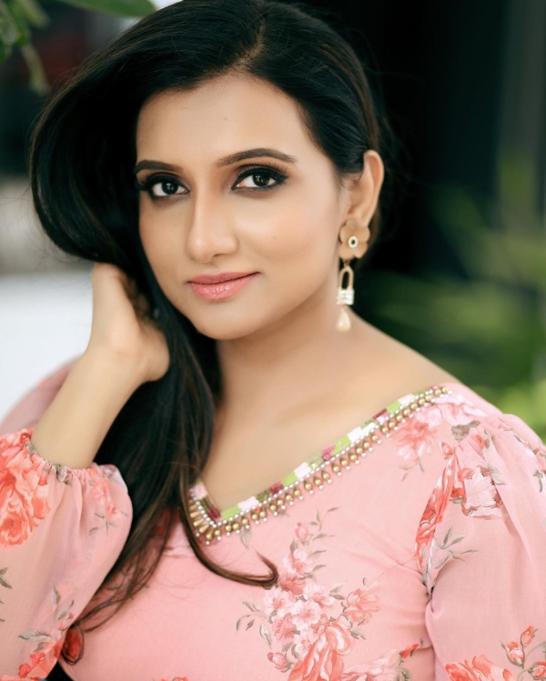 PlayBack Singer Manjari Latest Styish Pics | കണ്ണുകൾ ആത്മാവിന്റെ ഭാഷ ...