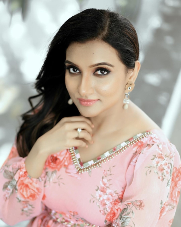 PlayBack Singer Manjari Latest Styish Pics | കണ്ണുകൾ ആത്മാവിന്റെ ഭാഷ ...