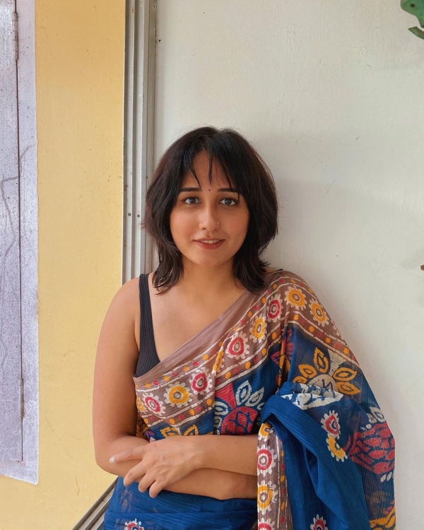 See Glamorous Stills Of Youtube Actress Haritha Parokod | ഹോട്ട് ലുക്കി ...