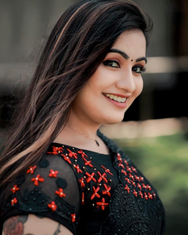 Serial Actress Manve surendran Looking Gorgeous In Black | കറുപ്പില് ...