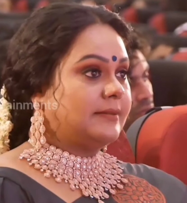 Serial Actress Rekha Ratheesh New Makeover Goes Viral | ശരിക്കും ...