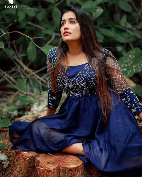 Star Magic Fame Anumol RS Looks Stunning in Violet Saree, Pics ...