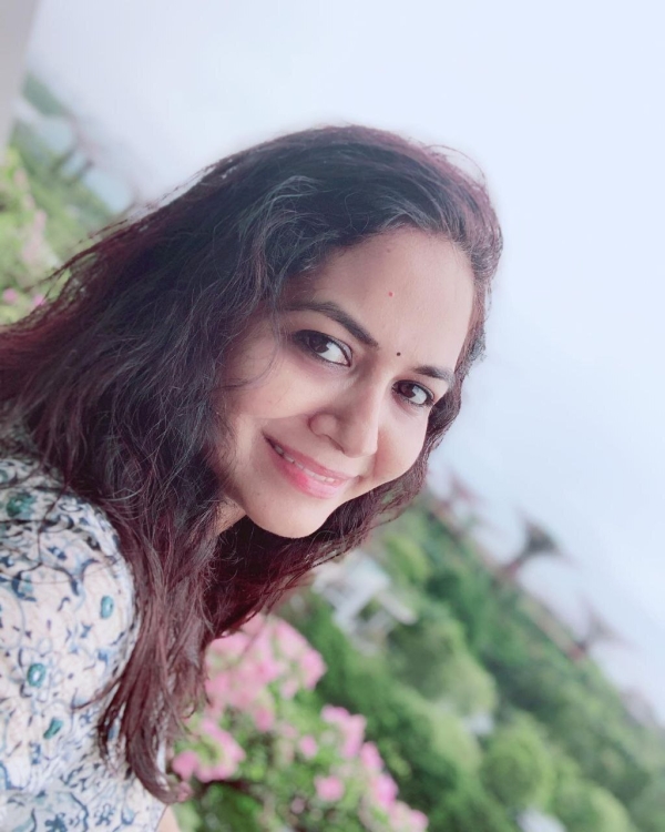 Sunitha: మరోసారి బ్యూటీఫుల్ లుక్స్ తో ఆకట్టుకున్న సింగర్ సునీత ...