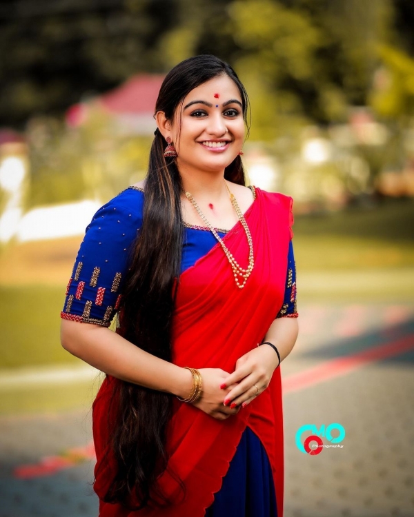 TV Actress Sruthy Surendran Stylish Looks, Viral | സുന്ദരമായി ചിരിച്ച് ...