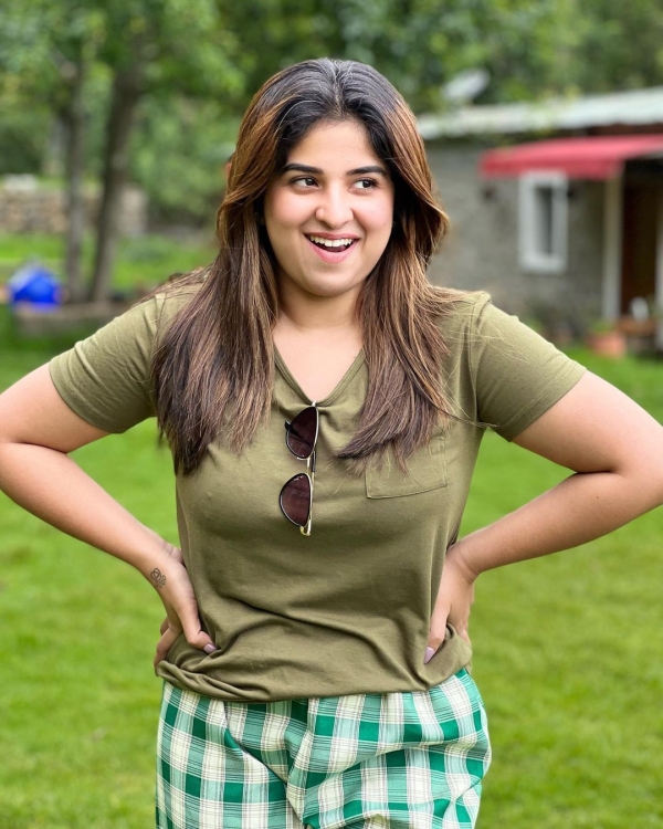 Actress Aparna Thomas's Latest Photoshoot Clicks Goes Viral | കാറിനു ...