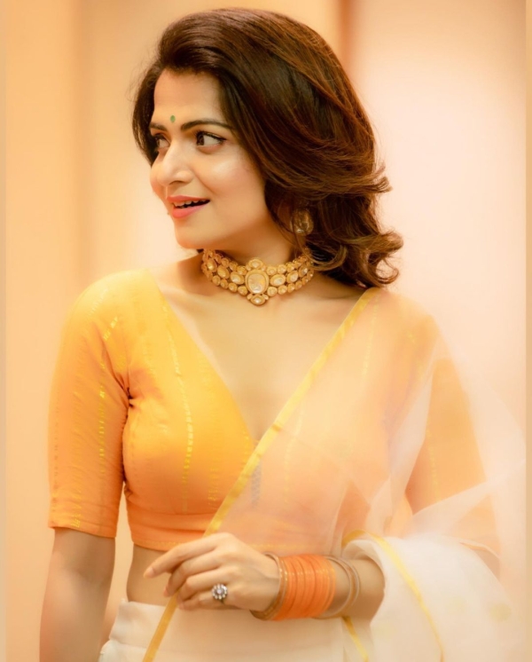 வயசு ஏற ஏற அழகும் கூடுதே...தேவதை போல் இப்படி ஜொலிக்கிறாரே...மயங்க வைக்கும் டிடி நீலகண்டன் ...