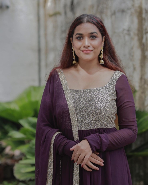 Actress Parvathy Krishna In New Makeover As Skinny Beauty, See Photos ...