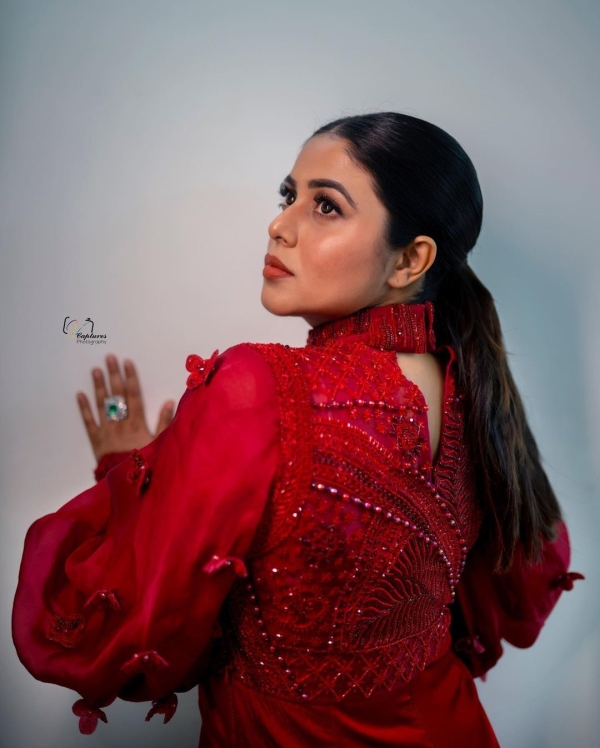 நீங்க என்ன டிரெஸ் போட்டாலும் அழகு தான் மேடம்...பூர்ணாவிடம் கொஞ்சும் ...