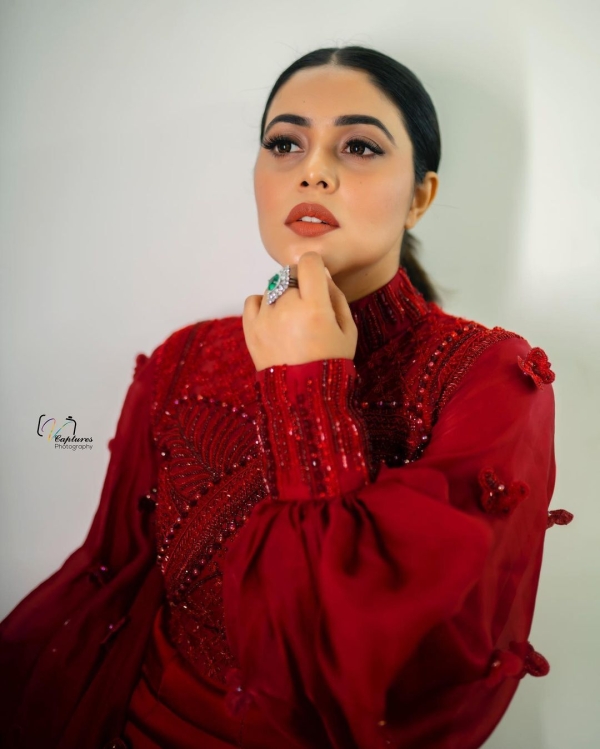 நீங்க என்ன டிரெஸ் போட்டாலும் அழகு தான் மேடம்...பூர்ணாவிடம் கொஞ்சும் ...