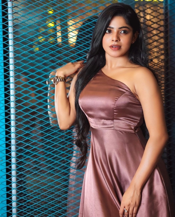 Bachelor Movie Fame Divya Bharathi Looks Hot in Long Gown, Pics ...