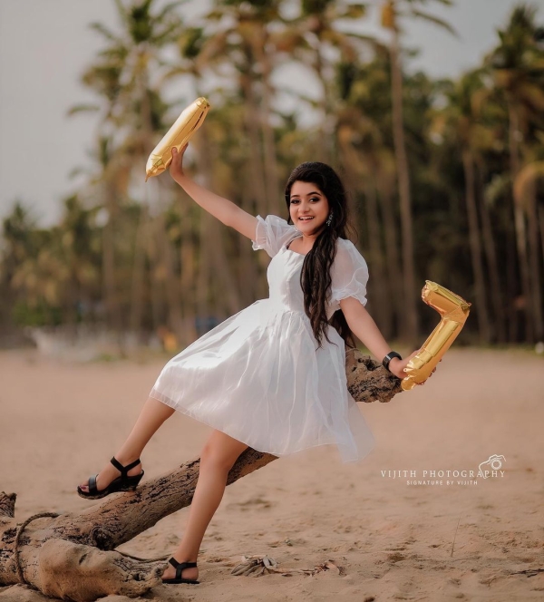 Jo and Jo Fame Saniya Babu Glamorous Photoshoot From Beachside, Viral | കൊച്ചുകുട്ടി അല്ല ...