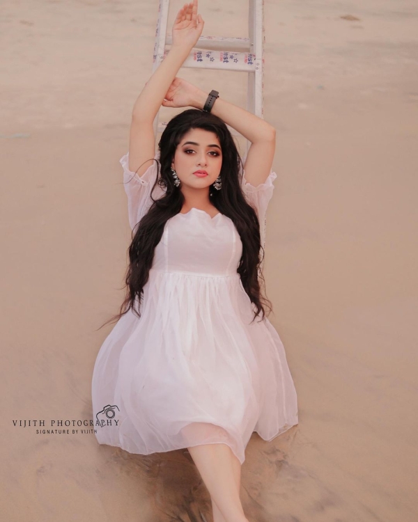 Jo and Jo Fame Saniya Babu Glamorous Photoshoot From Beachside, Viral | കൊച്ചുകുട്ടി അല്ല ...