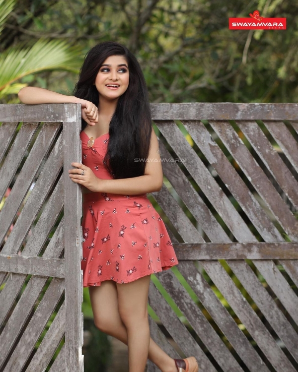 Jo and Jo Fame Saniya Babu Glamorous Photoshoot From Beachside, Viral | കൊച്ചുകുട്ടി അല്ല ...