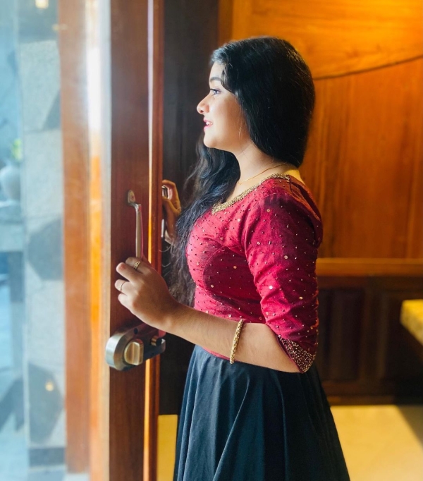 Jo and Jo Fame Saniya Babu Glamorous Photoshoot From Beachside, Viral | കൊച്ചുകുട്ടി അല്ല ...