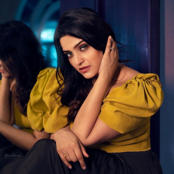 Malayalam Actress Divya Pilla's Glamorous Dance in Stage Show Goes ...