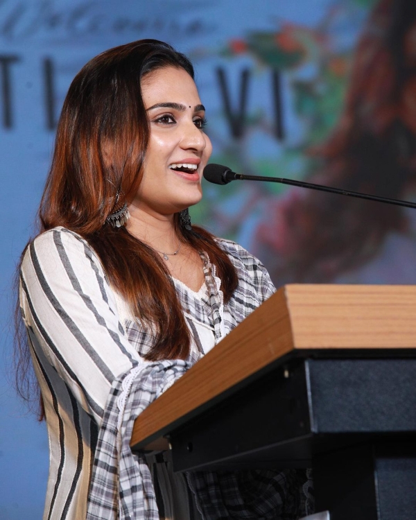 Mollywood Actress Aditi Ravi's Stylish Makeover Viral on Instagram ...