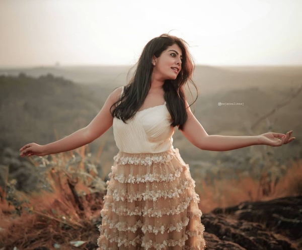 Mollywood Actress Merin Philip Looks Stunning in Saree | സാരിയി ...