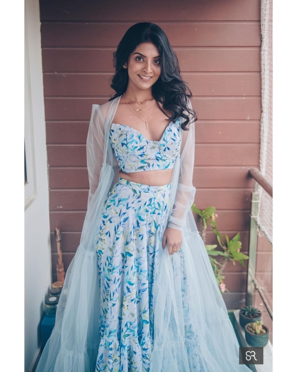 Nivedhithaa Sathish Photos: Latest HD Images, Pictures, Stills & Pics ...