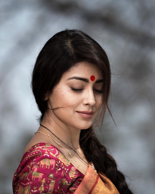 Pokkiri Raja Actress Shriya Saran New Simple And Cute Saree Look Viral ...