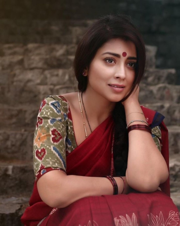 Pokkiri Raja Actress Shriya Saran New Simple And Cute Saree Look Viral ...