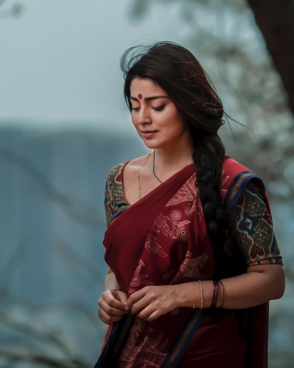 Pokkiri Raja Actress Shriya Saran New Simple And Cute Saree Look Viral ...