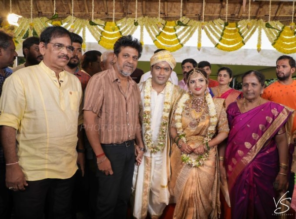 ನಟಿ ಕಾವ್ಯ ಶಾ ಹಾಗೂ ವರುಣ್ ಗೌಡ ಮದುವೆಯಲ್ಲಿ ಸ್ಯಾಂಡಲ್‌ವುಡ್ ಸೆಲೆಬ್ರೆಟಿಗಳ ...