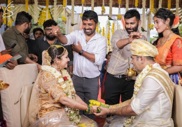 ನಟಿ ಕಾವ್ಯ ಶಾ ಹಾಗೂ ವರುಣ್ ಗೌಡ ಮದುವೆಯಲ್ಲಿ ಸ್ಯಾಂಡಲ್‌ವುಡ್ ಸೆಲೆಬ್ರೆಟಿಗಳ ...