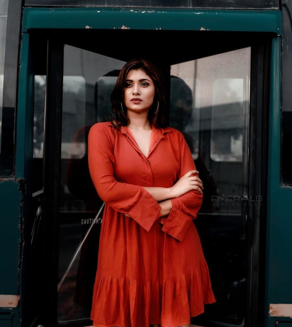 Serial Actress Ashwathy Ash New Glamour And Stylish Photoshoot In Red ...