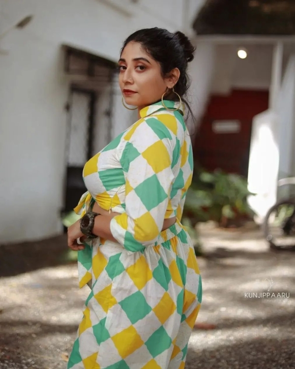 Singer Abhaya Hiranmayi's Glamorous Stills Goes Viral | കാഷ്വൽ വെയറി ...