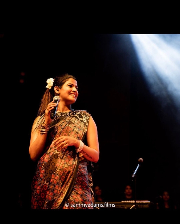 Singer Amrutha Suresh Stunning Look in Saree in Concert at Trivandrum ...