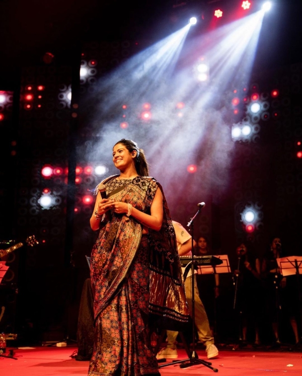 Singer Amrutha Suresh Stunning Look in Saree in Concert at Trivandrum ...