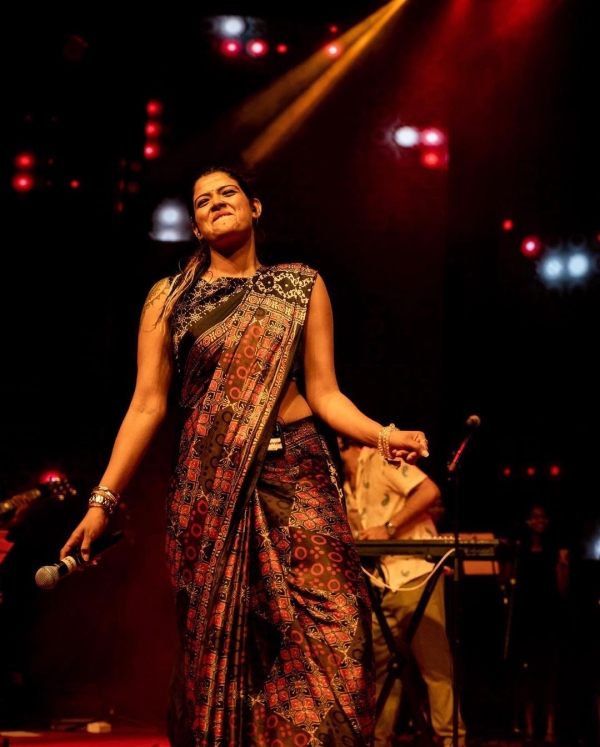 Singer Amrutha Suresh Stunning Look in Saree in Concert at Trivandrum ...