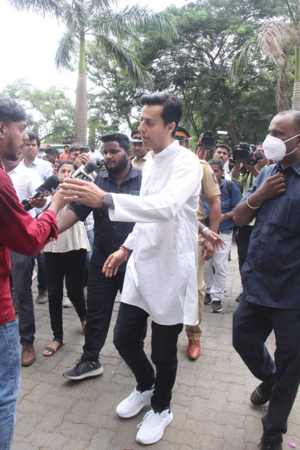 Singer KK Funeral: Bollywood Celebrities Arrive To Pay Their Last Respect