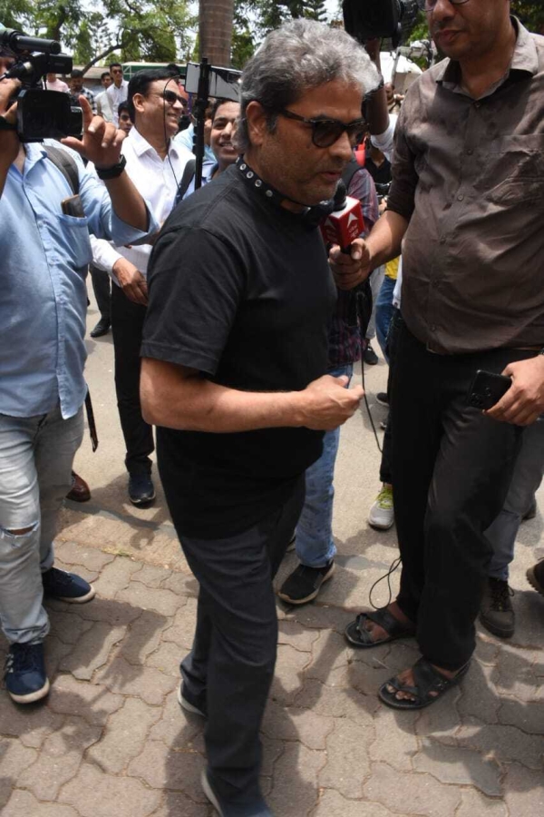 Singer KK Funeral: Bollywood Celebrities Arrive To Pay Their Last Respect