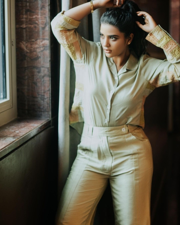 South Actress Aishwarya Rajesh New Glamour And Stylish Photoshoot ...