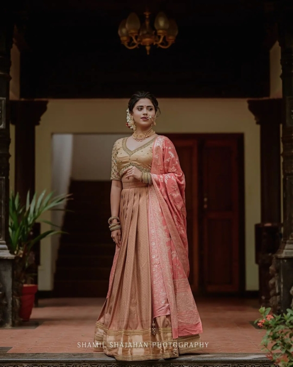 Sumesh & Ramesh Actress Anju krishna Ashok New Stylish And Royal Look ...